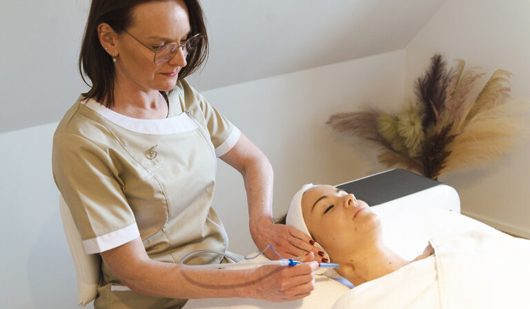 Alles wat je moet weten over bindweefselmassage voor je gezicht